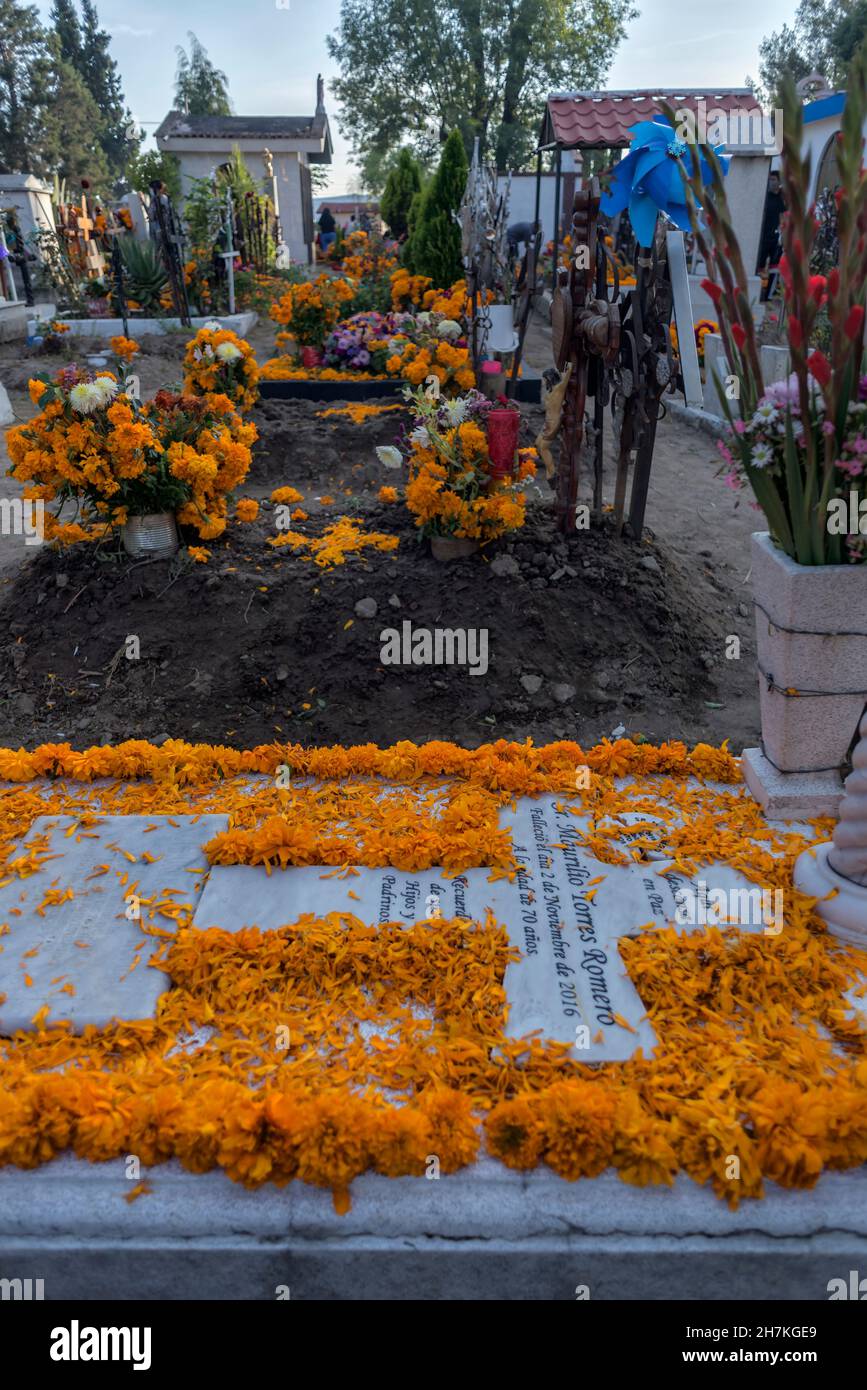 Day of the dead altar grave hi-res stock photography and images - Alamy