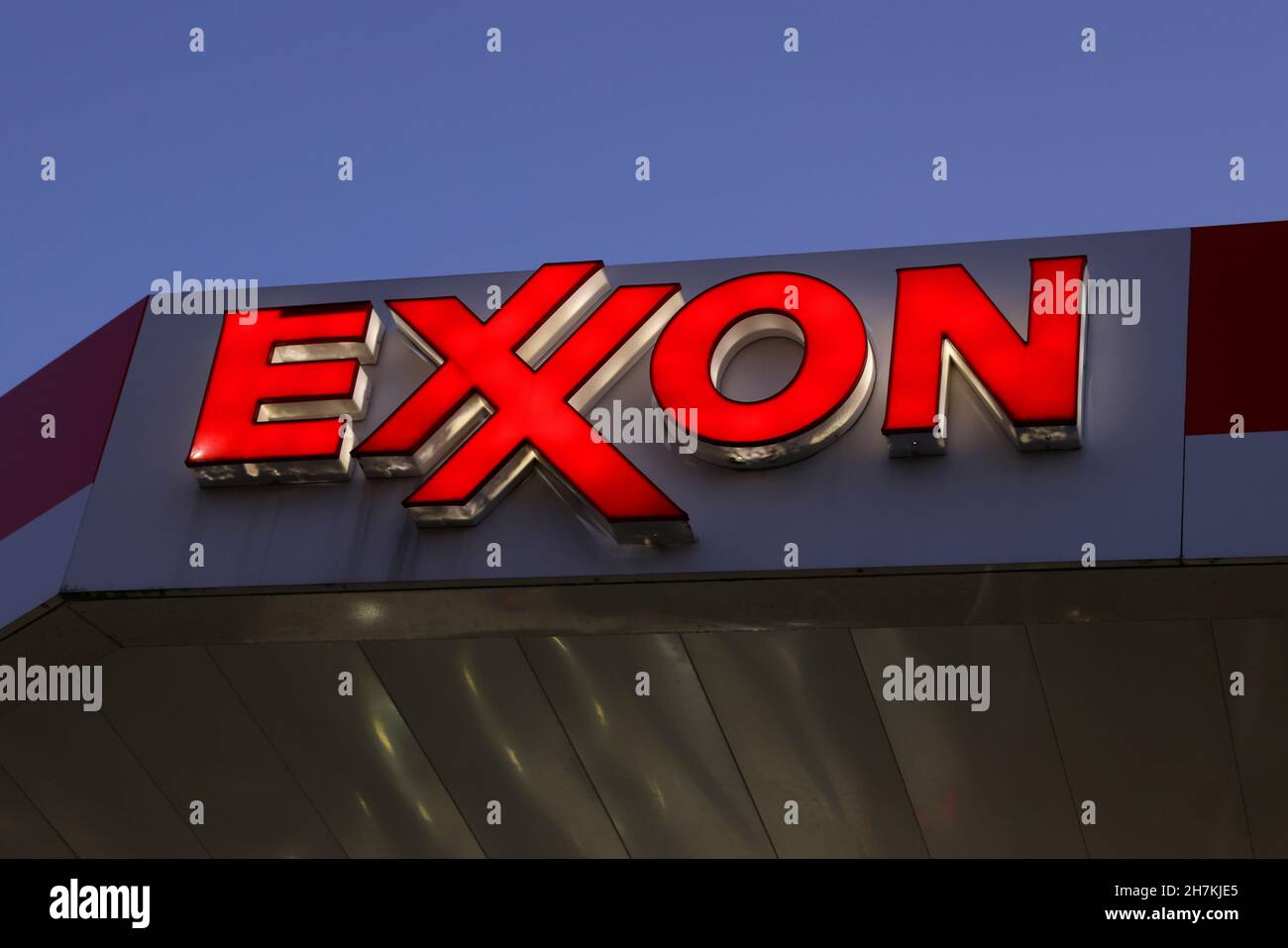 Exxon gas station hi-res stock photography and images - Alamy