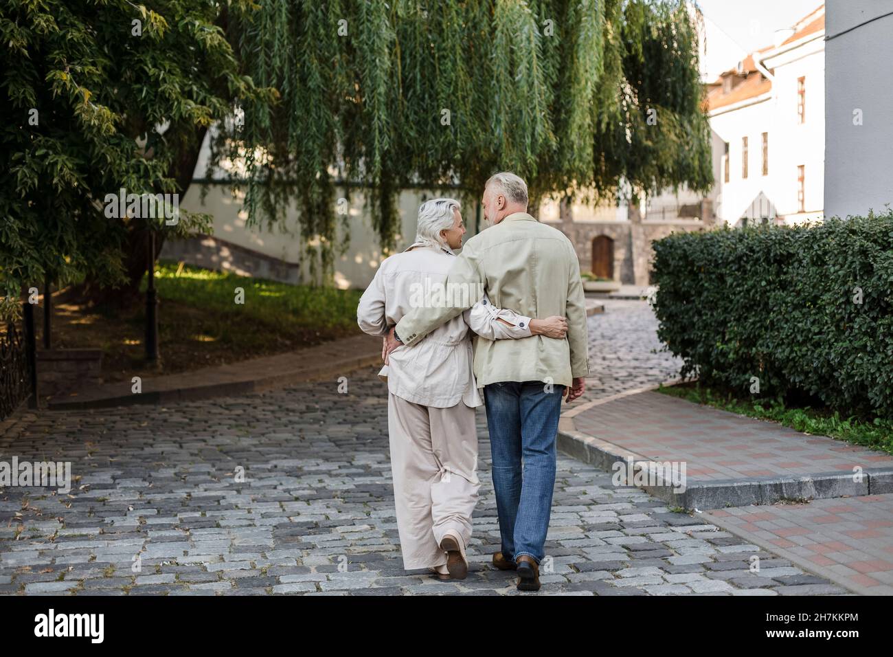 Walking city street hi-res stock photography and images - Alamy