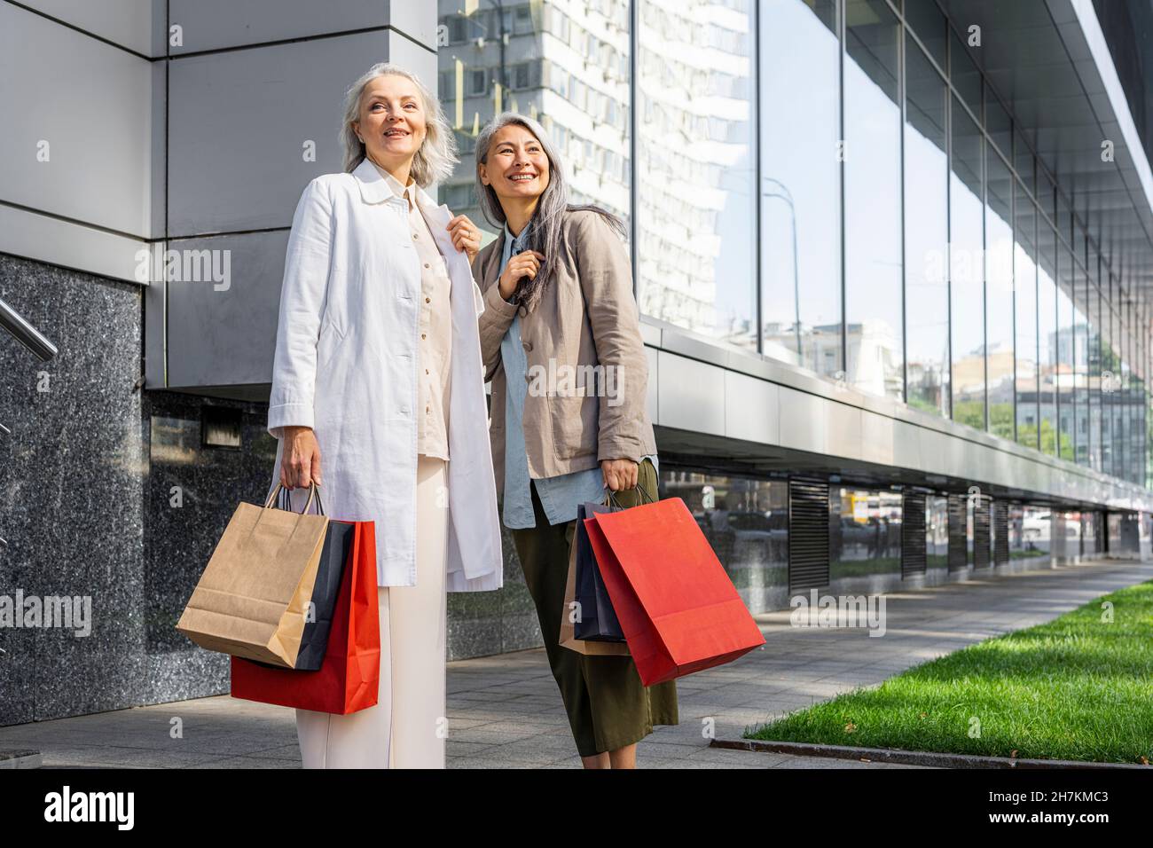 Women outside smiling hi-res stock photography and images - Alamy