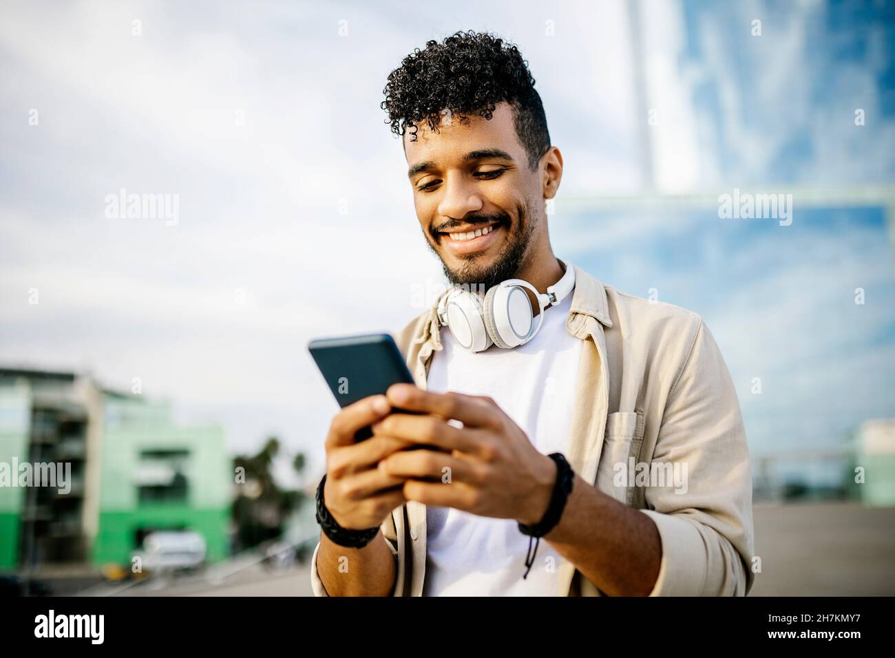 Man headphones using phone hi-res stock photography and images - Alamy