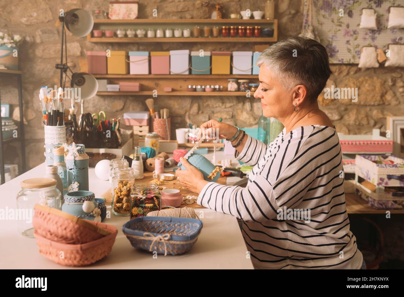 Artist working with clay hi-res stock photography and images - Alamy