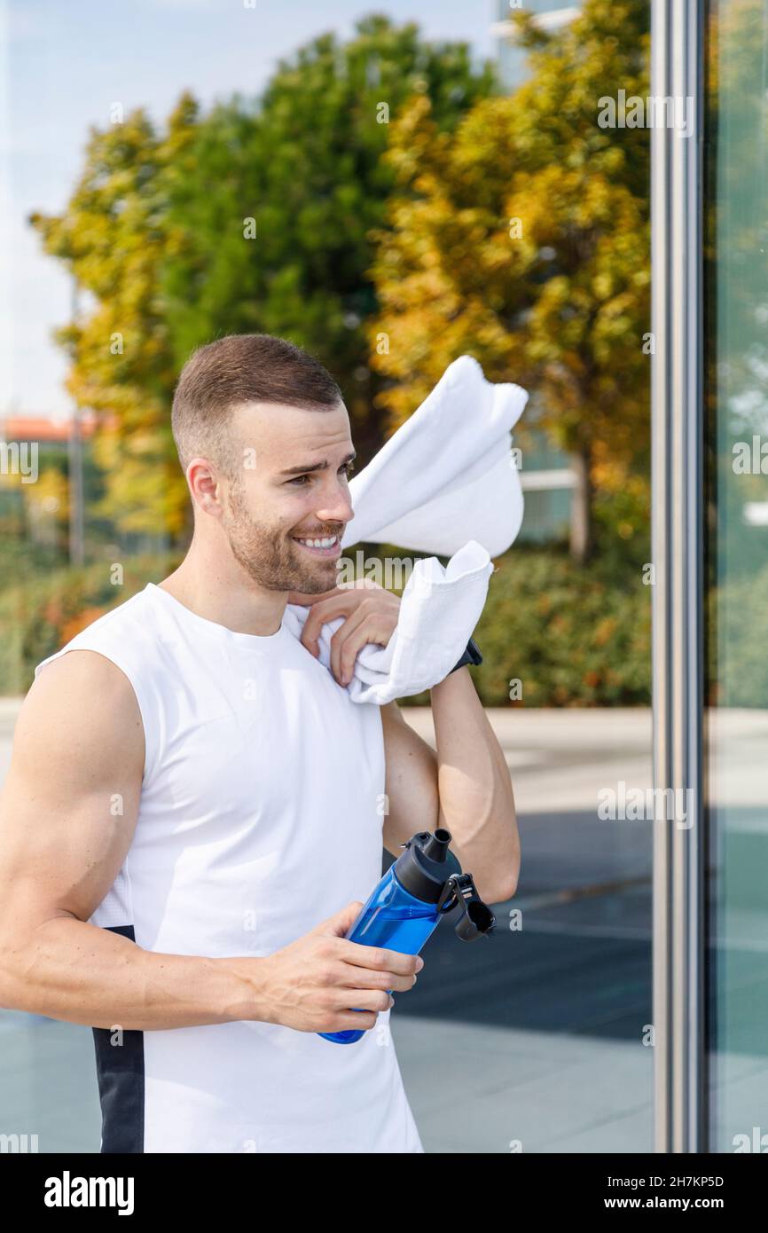 Cleaning the wall hi-res stock photography and images - Alamy