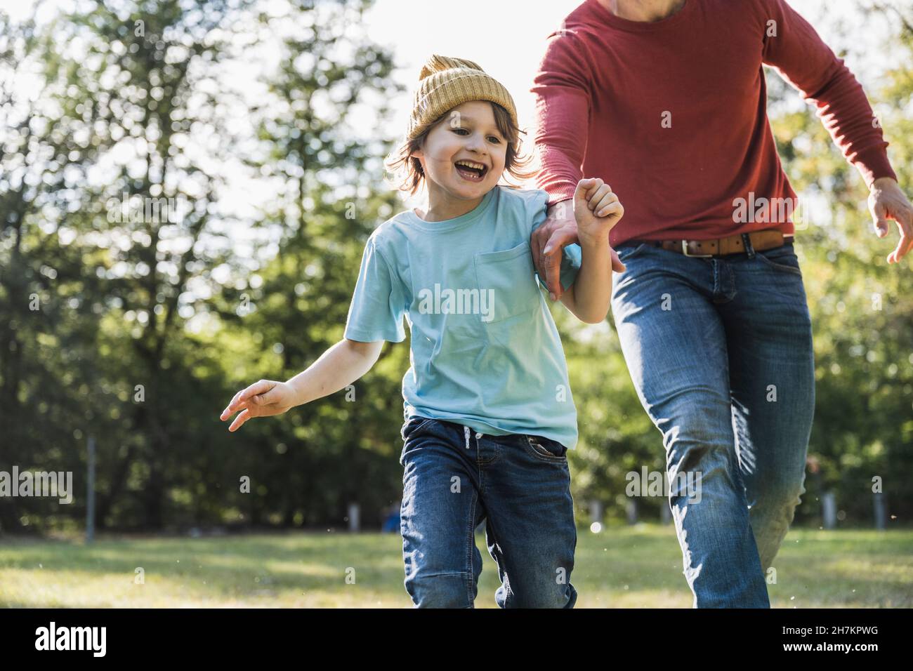 Father child running hi-res stock photography and images - Alamy
