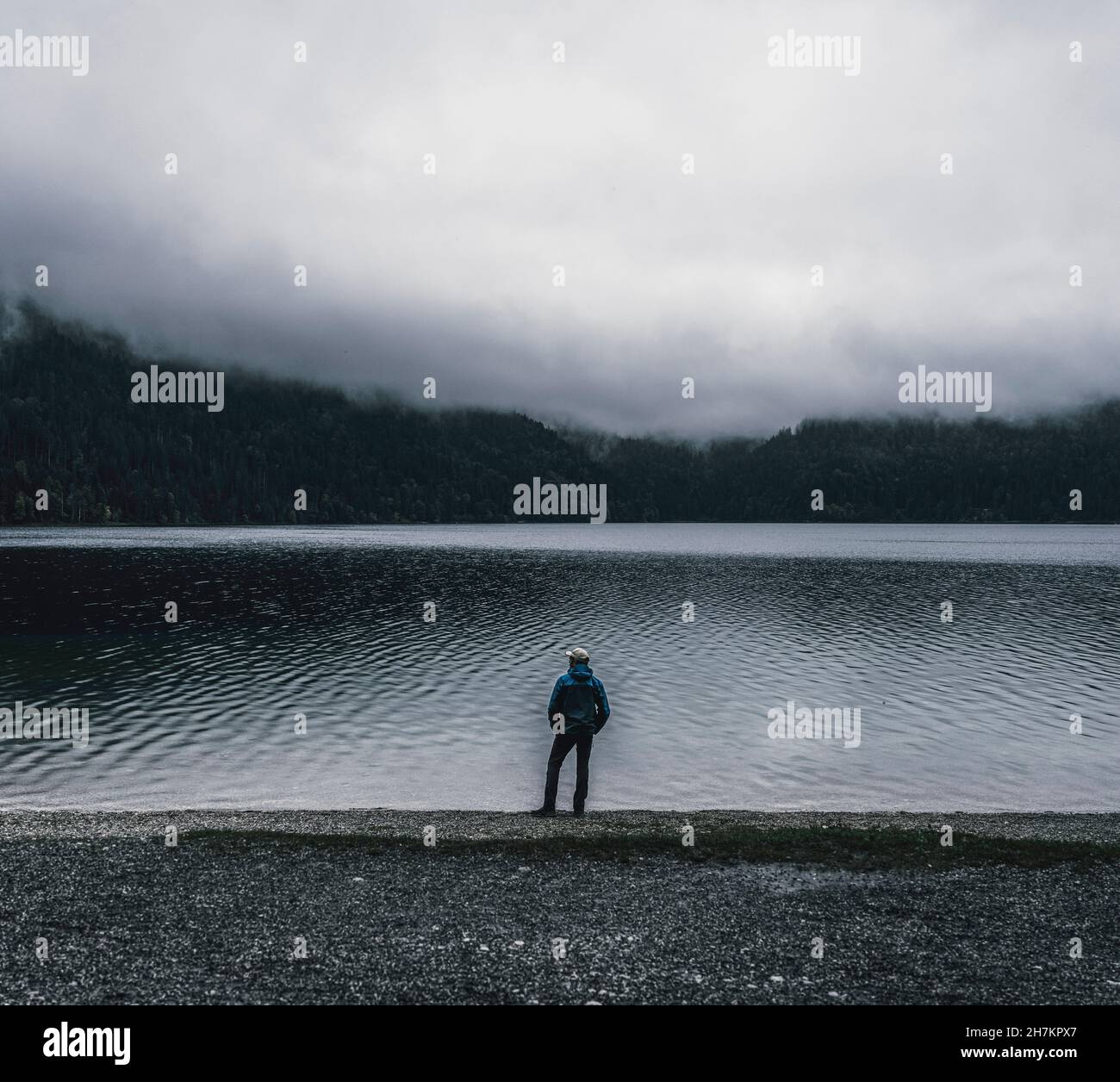 Looking over edge of mountain hi-res stock photography and images - Alamy