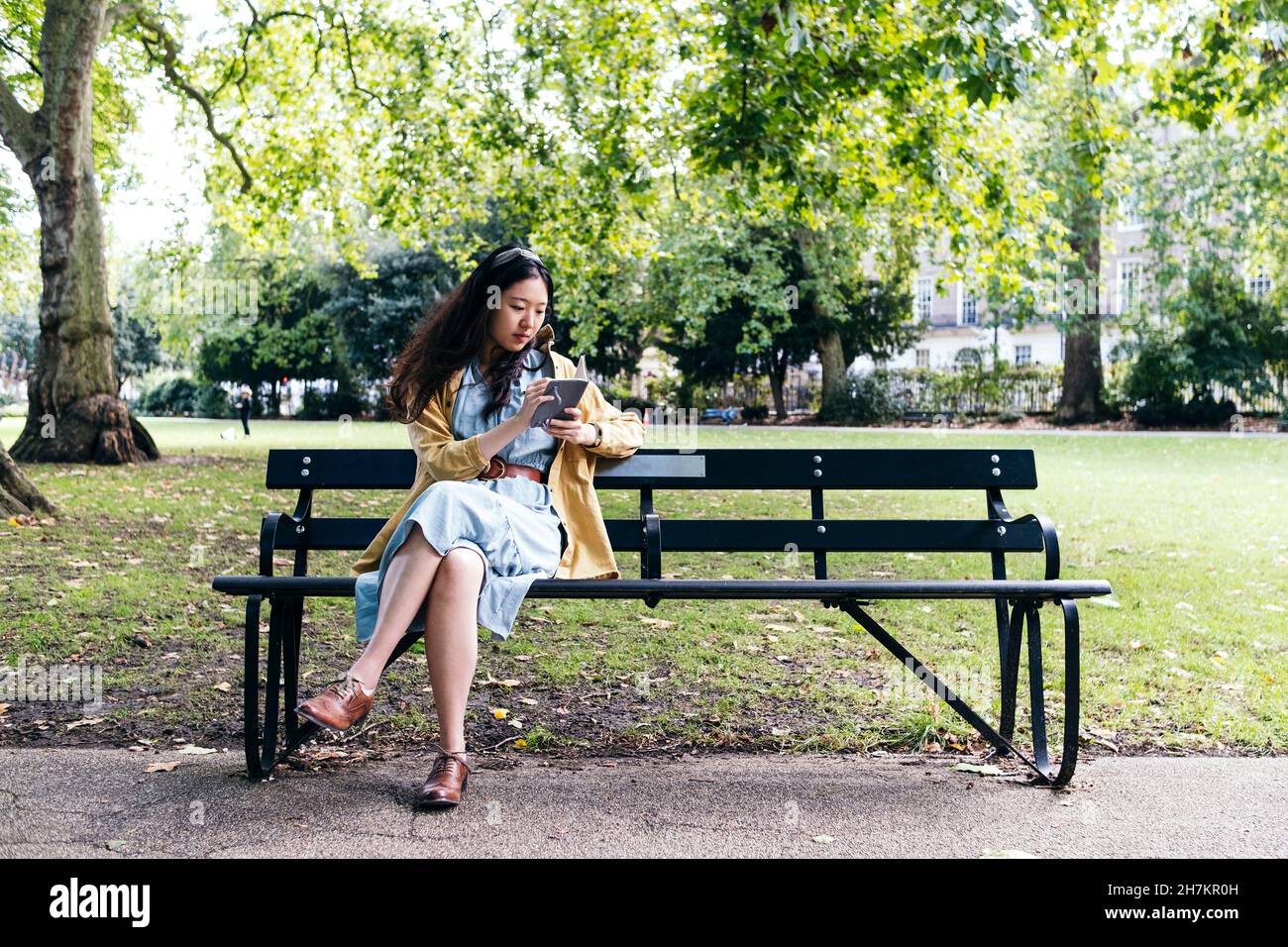 Park people sitting bench reading hi-res stock photography and images ...