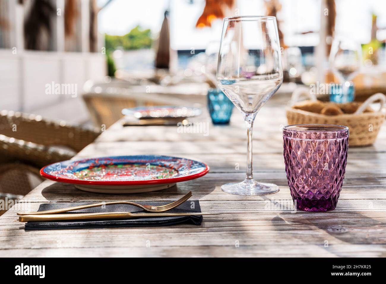 Empty plate restaurant hi-res stock photography and images - Alamy