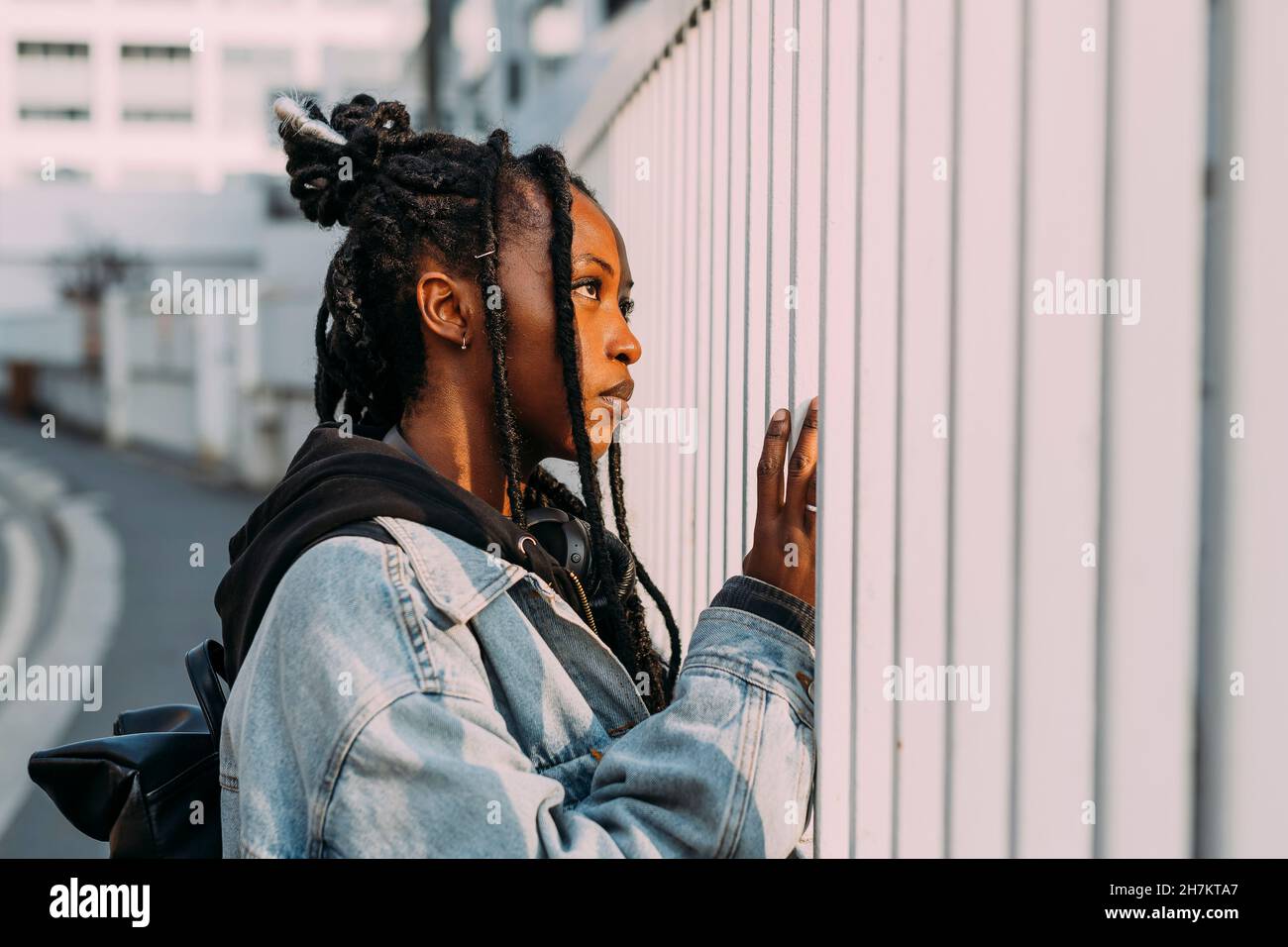 Women looking through fence hi-res stock photography and images - Alamy