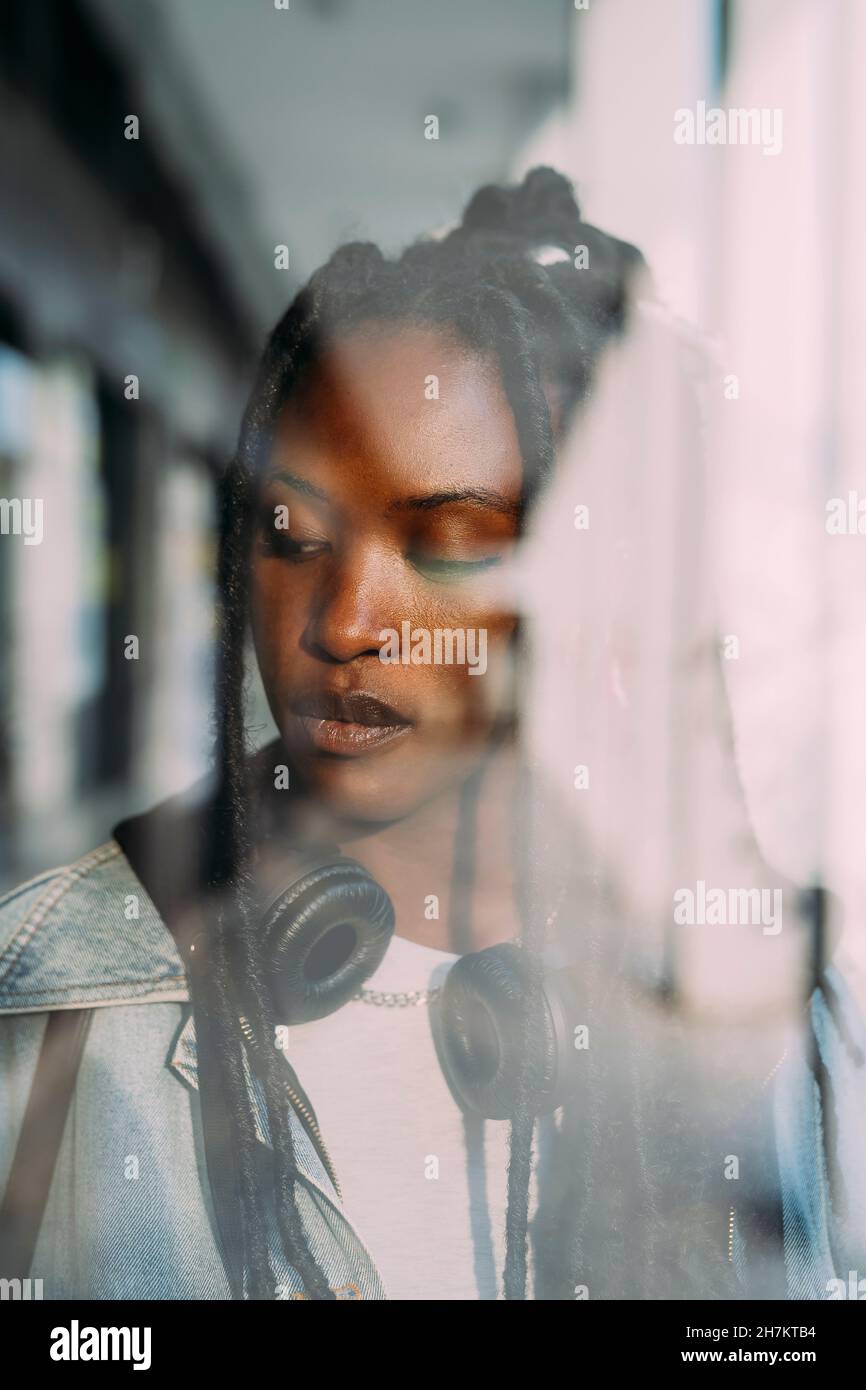 Woman behind a glass hi-res stock photography and images - Alamy