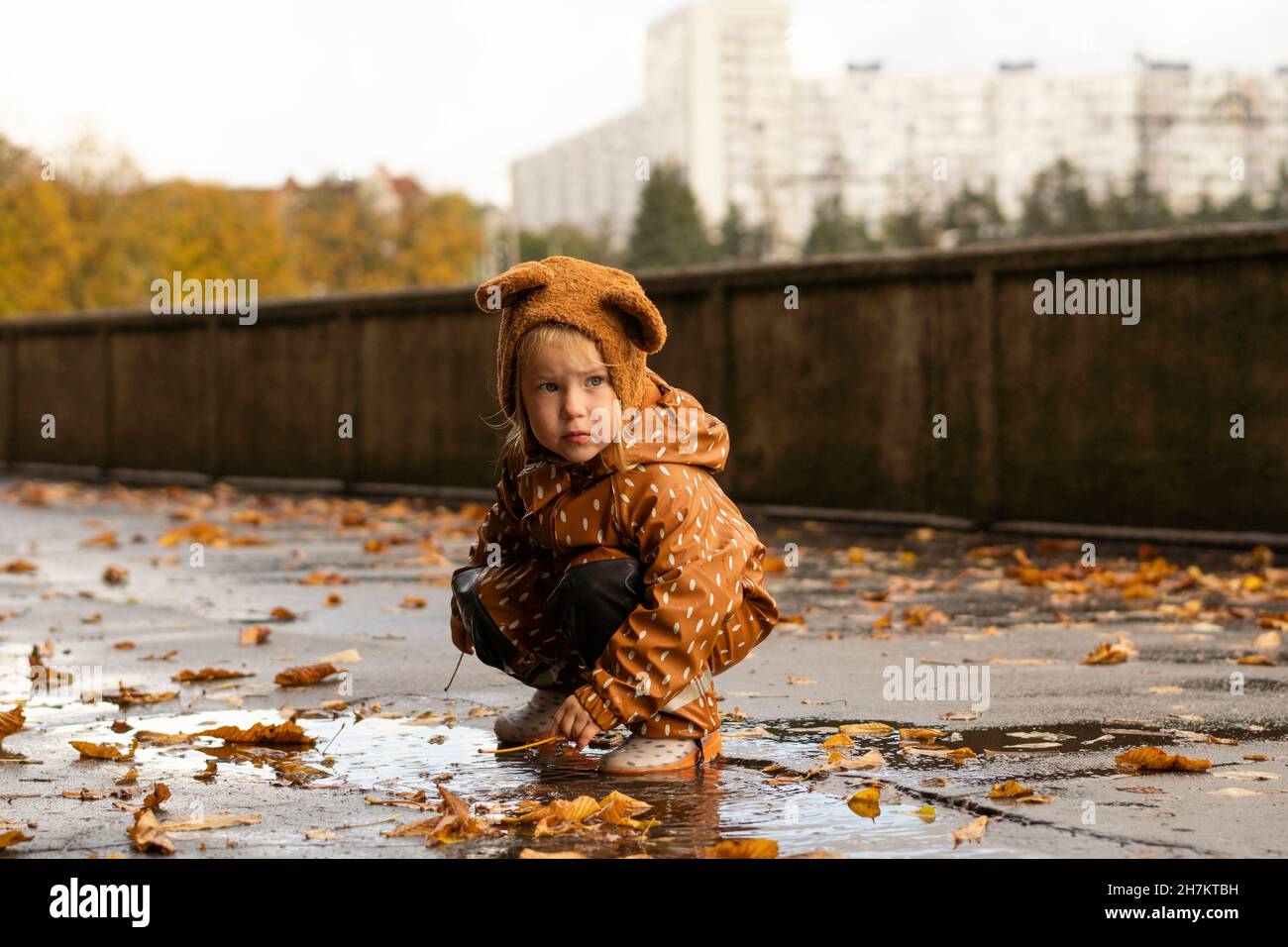 Girl rain road hi-res stock photography and images - Alamy