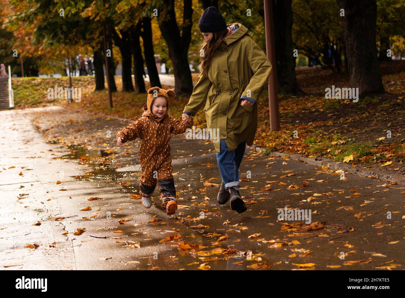 Parents and daughter in the rain hi-res stock photography and images ...