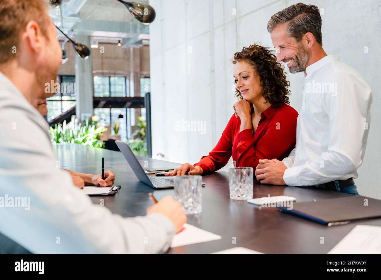 Employees at desk hi-res stock photography and images - Alamy