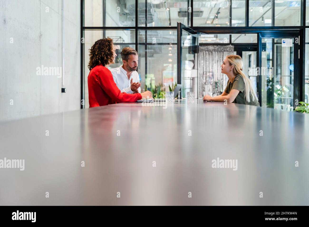 Conference table discussion hi-res stock photography and images - Alamy