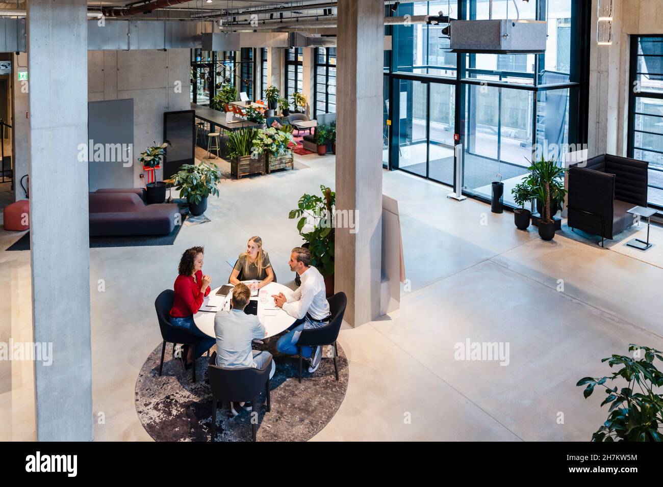Lobby desk hi-res stock photography and images - Alamy
