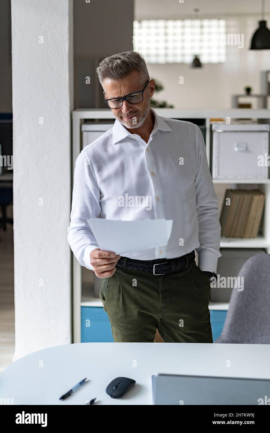 Businessman document hi-res stock photography and images - Alamy