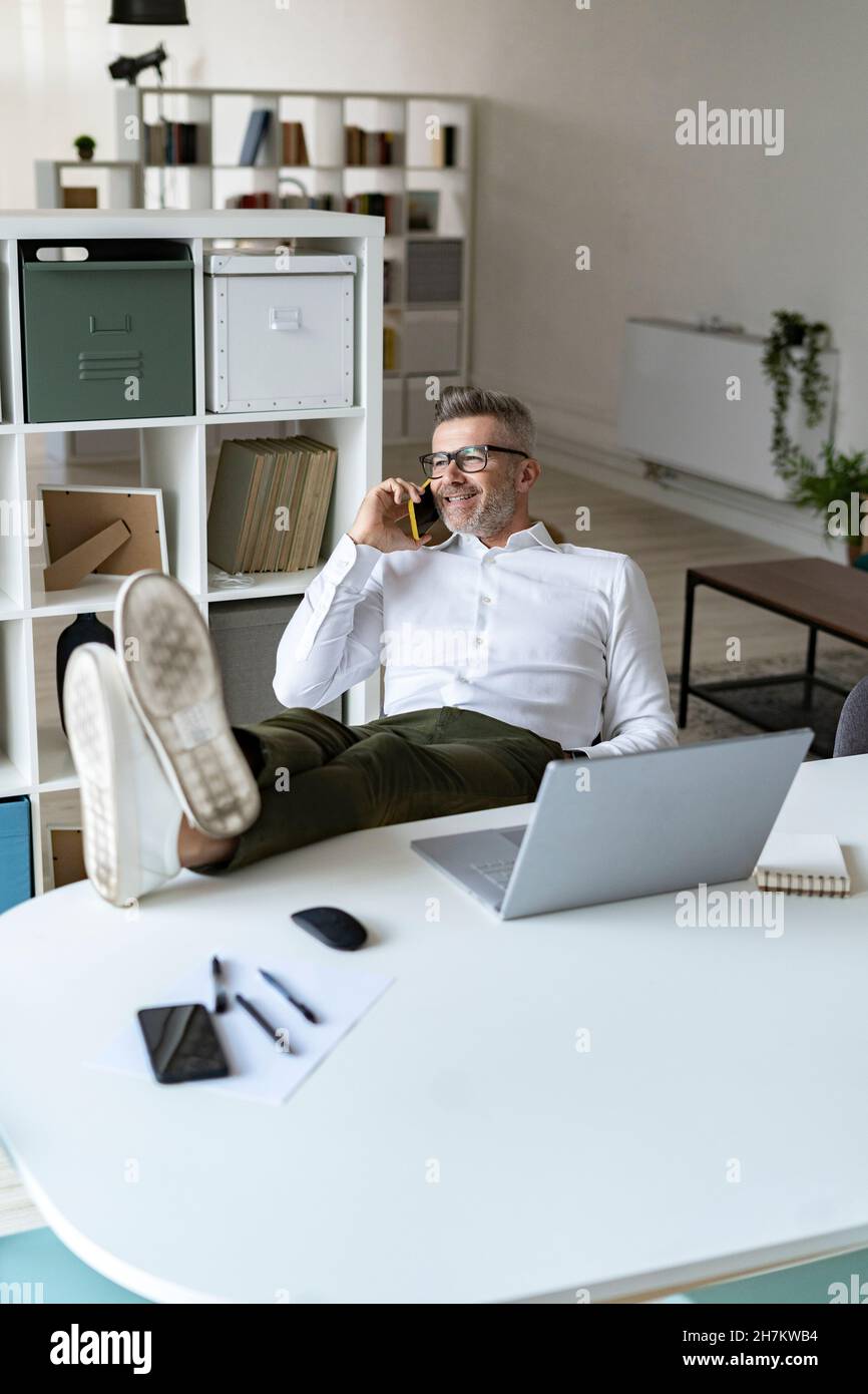 Talking feet hi-res stock photography and images - Alamy