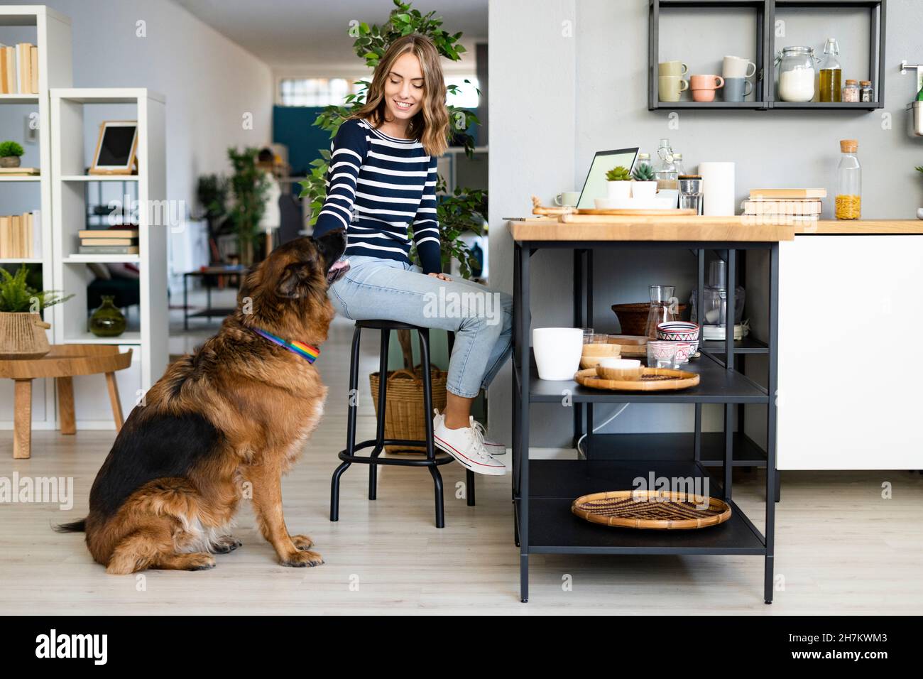 Woman counter office hi-res stock photography and images - Alamy