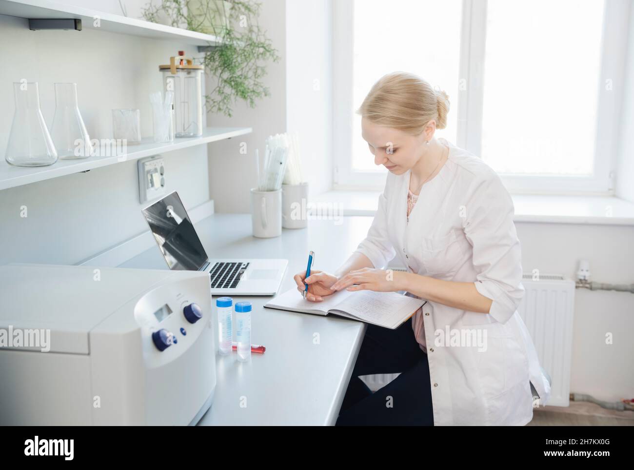 Scientist at computer at desk hi-res stock photography and images - Alamy