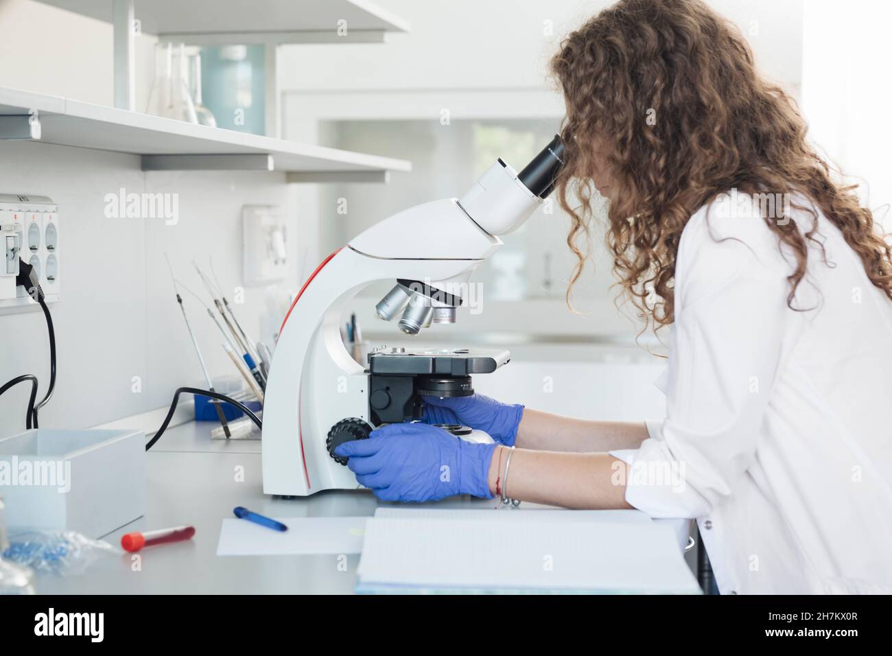 Medical researcher hi-res stock photography and images - Alamy