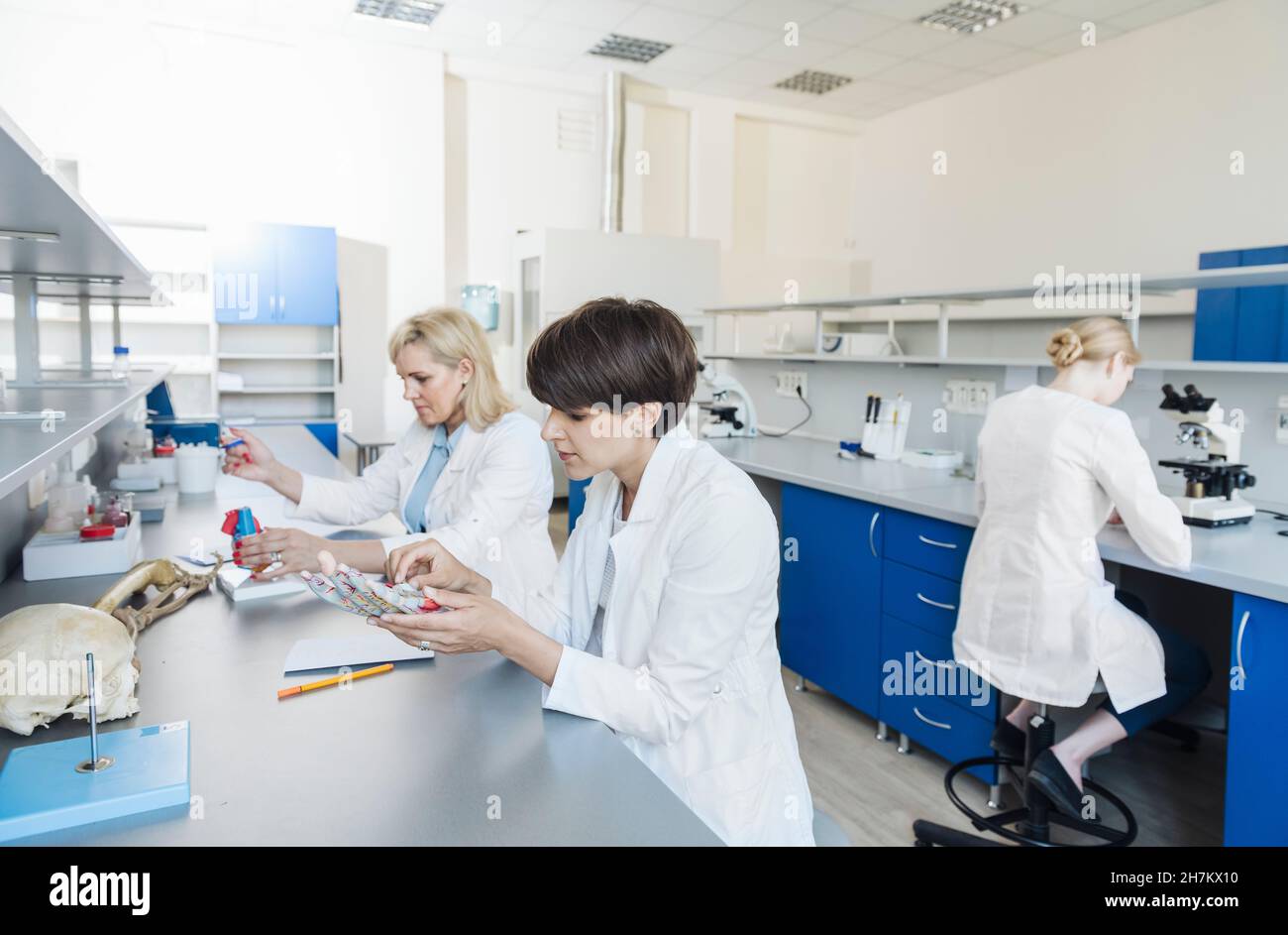 Group of scientists women hi-res stock photography and images - Alamy
