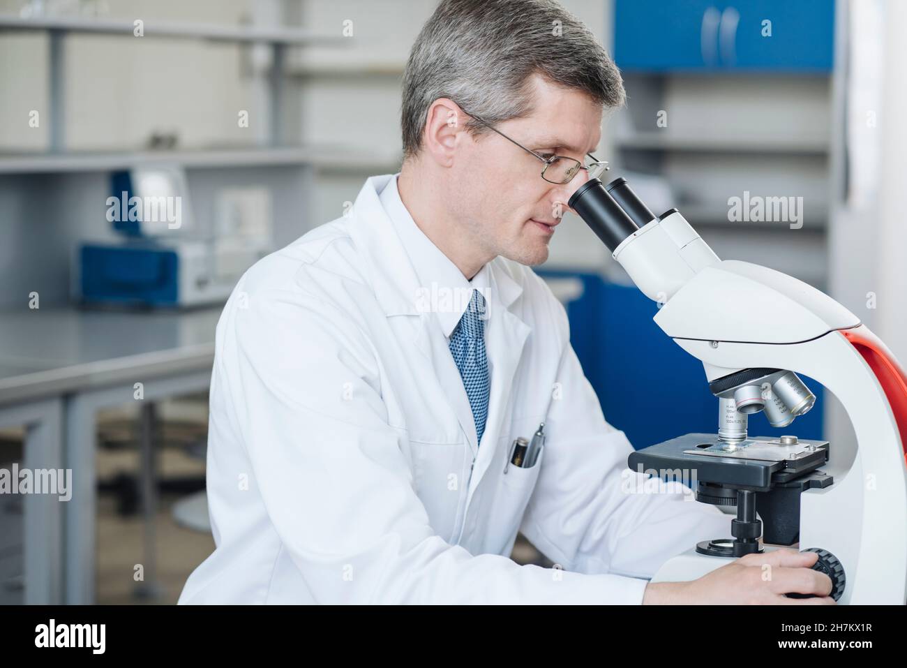 Sample microscope hi-res stock photography and images - Alamy