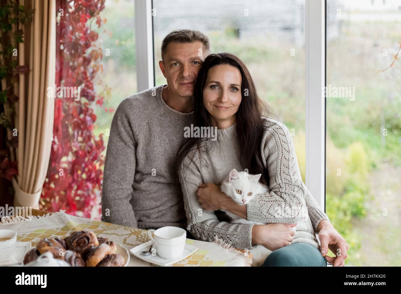 Couple cat hi-res stock photography and images - Alamy