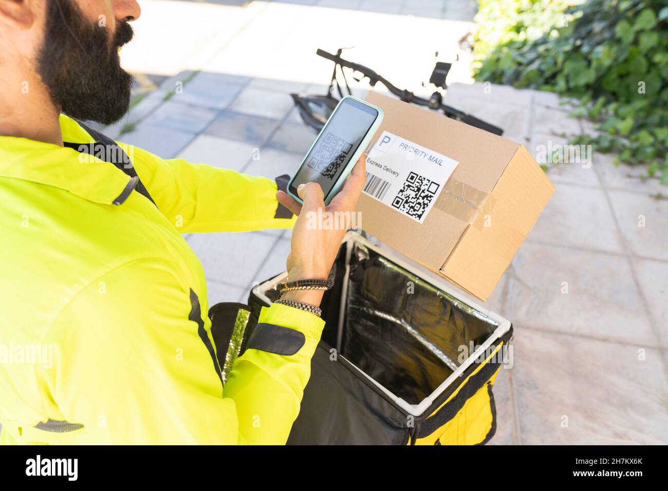 Man holding smartphone qr hi-res stock photography and images - Alamy
