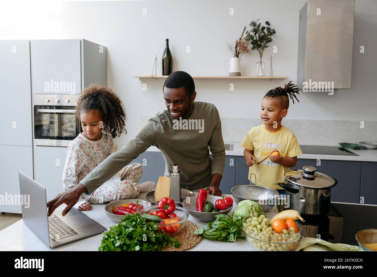 Father daughter laptop african hi-res stock photography and images - Alamy