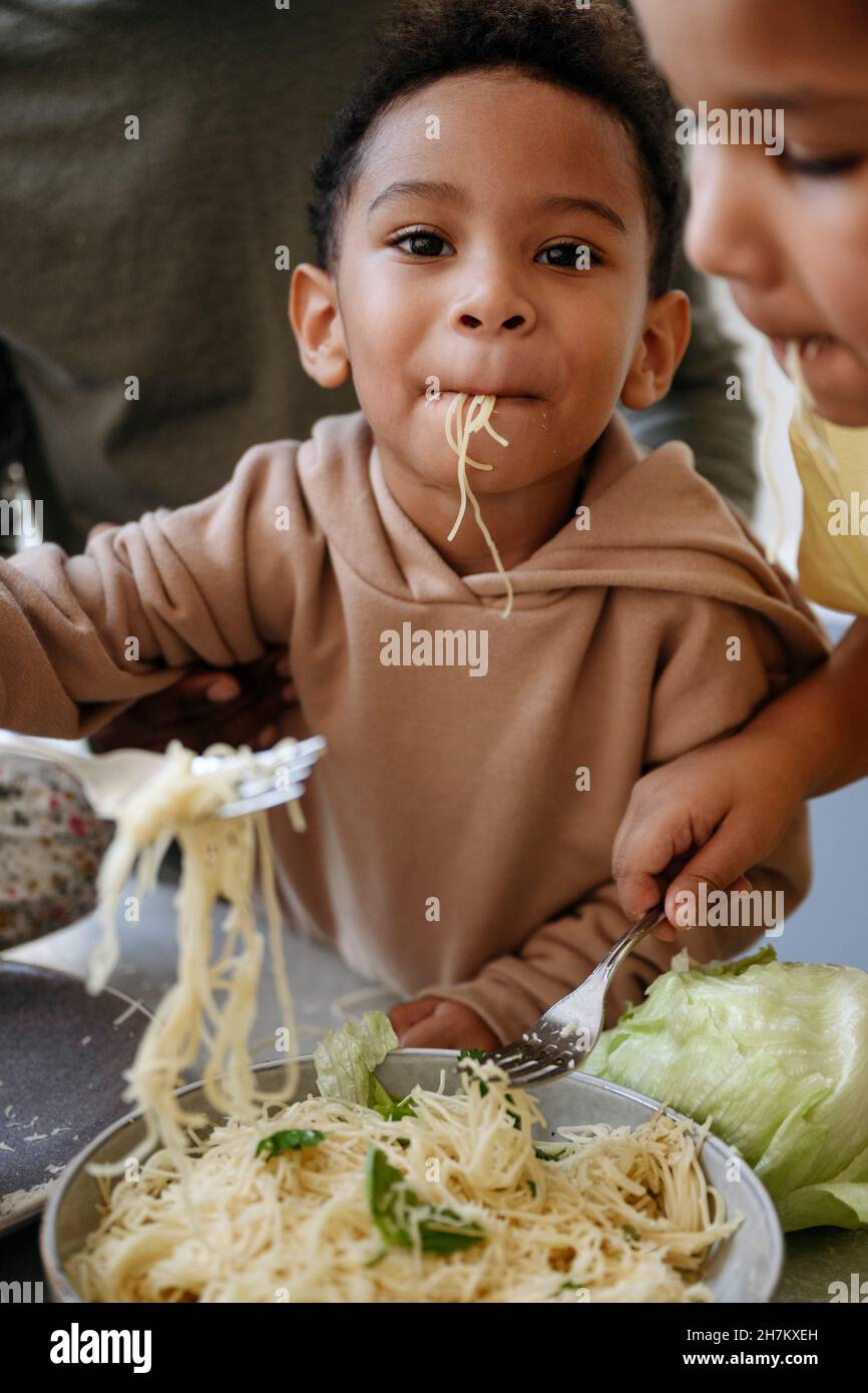 Children eating spaghetti hi-res stock photography and images - Alamy