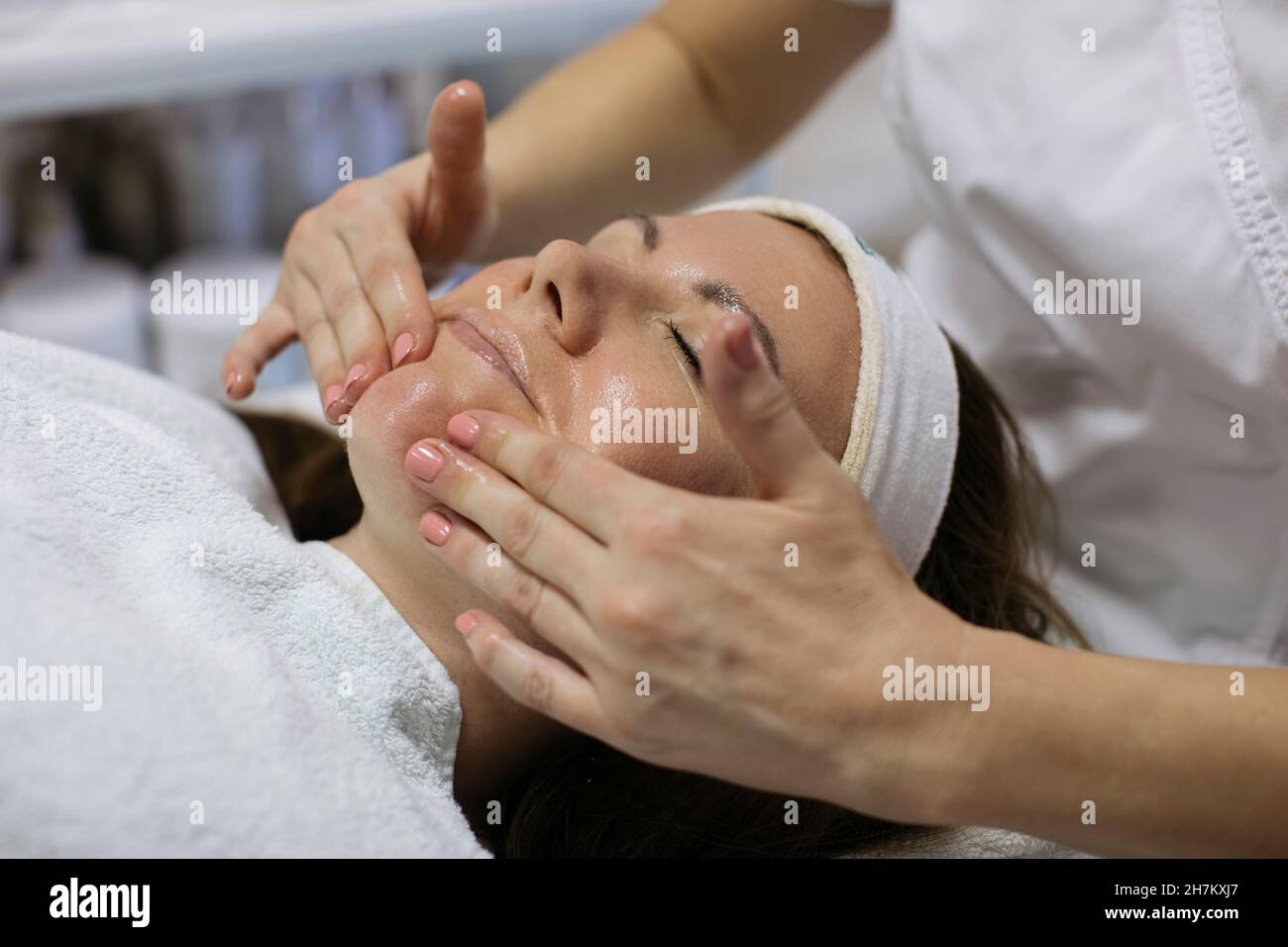 Woman mature face beauty hi-res stock photography and images - Alamy