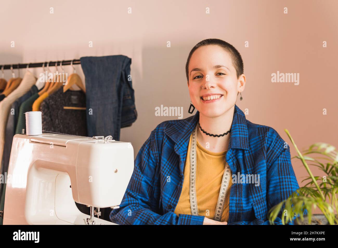 Fashion designer sewing machine hi-res stock photography and images - Alamy