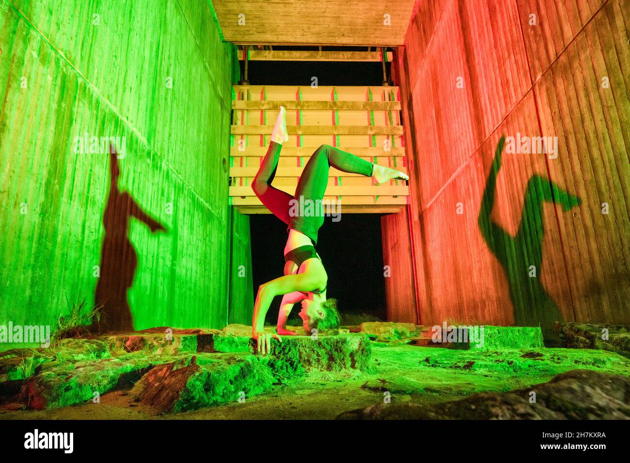 Female acrobat hi-res stock photography and images - Alamy