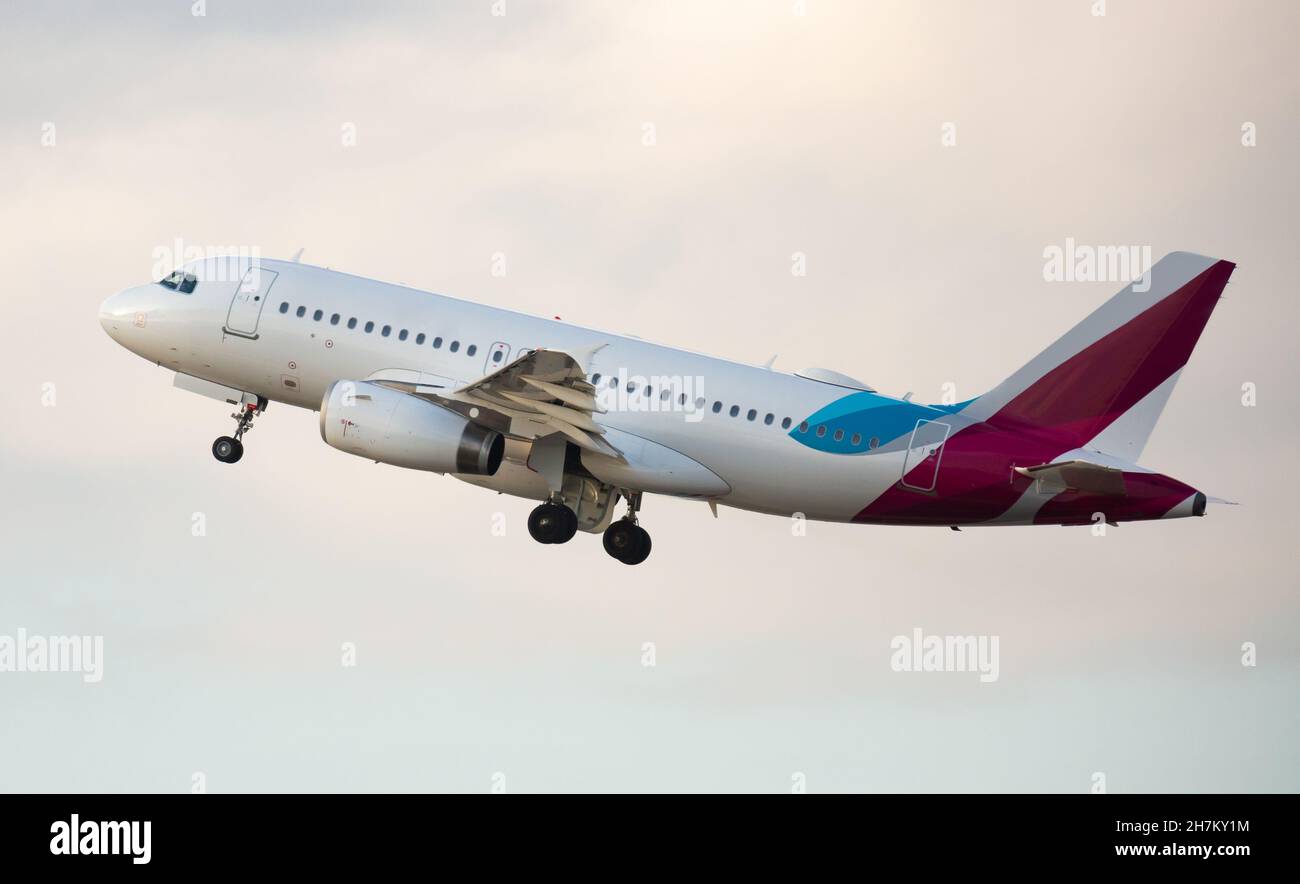 Passenger plane speed up taking hi-res stock photography and images - Alamy