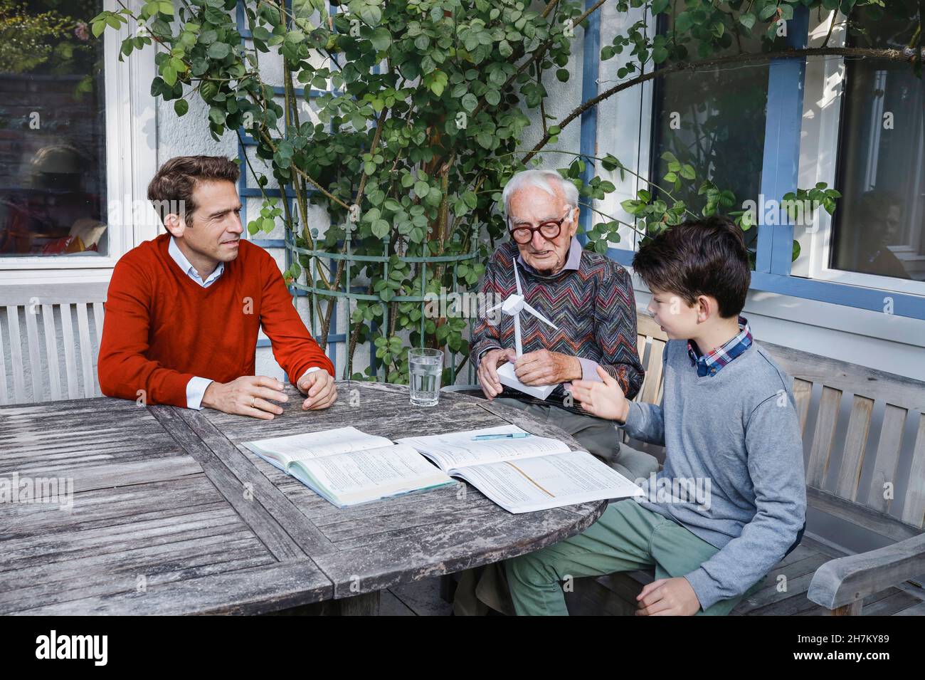 Explaining family hi-res stock photography and images - Alamy