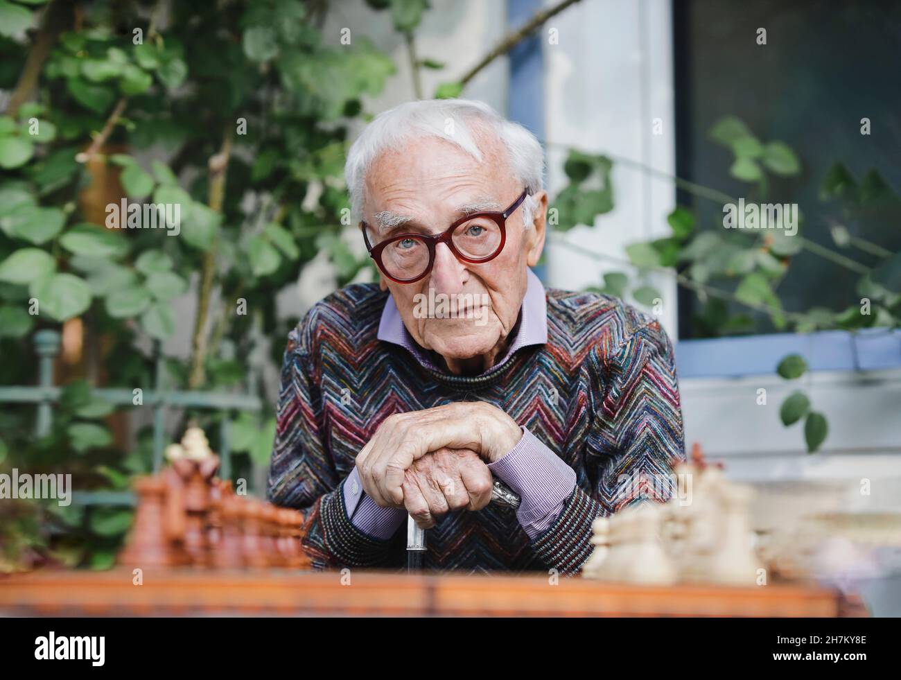 Senior board game hi-res stock photography and images - Alamy