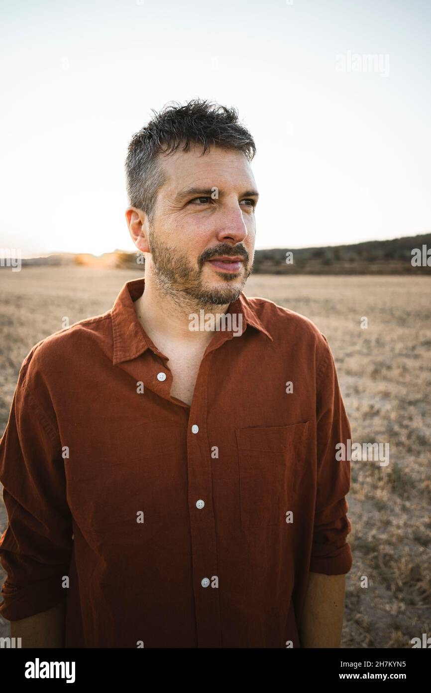 Man standing in field hi-res stock photography and images - Alamy