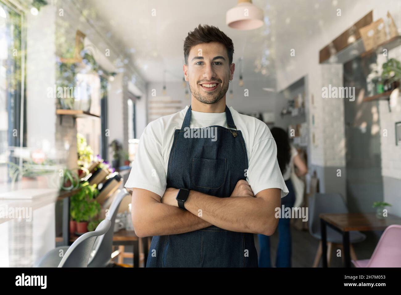 Waiter cleaning table in coffee shop Stock Photo - Alamy