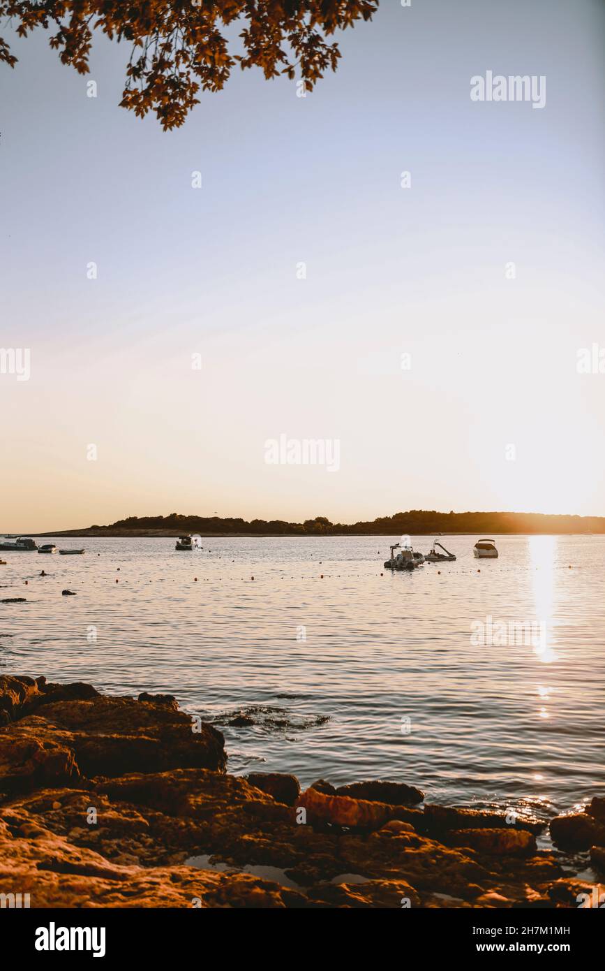 Coastal setting hi-res stock photography and images - Alamy