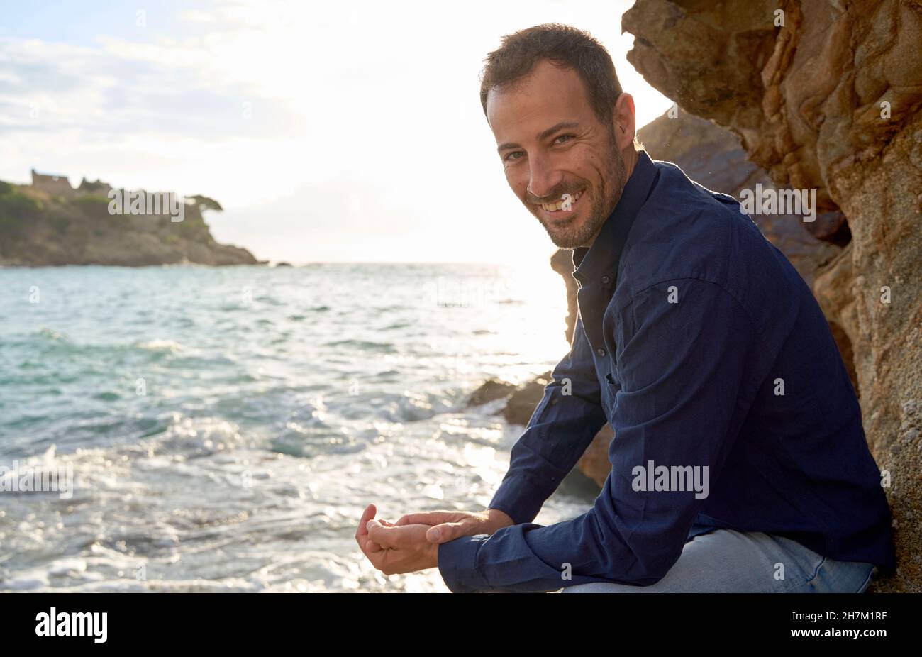 Man by the sea hi-res stock photography and images - Alamy