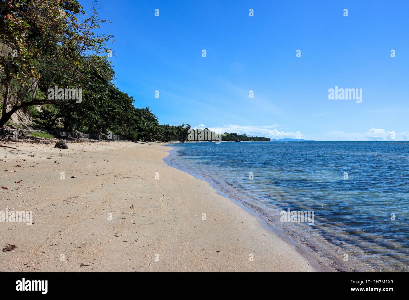 beachside photo with water and blue sky Stock Photo - Alamy