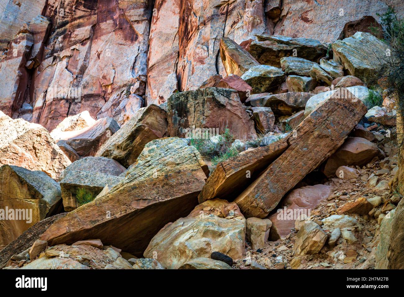 Fallen rocks backdrop hi-res stock photography and images - Alamy