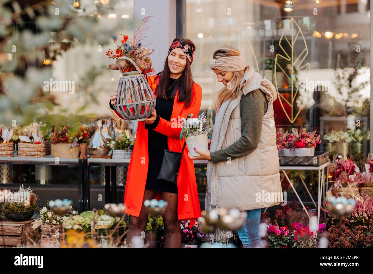 Outside pots hi-res stock photography and images - Alamy