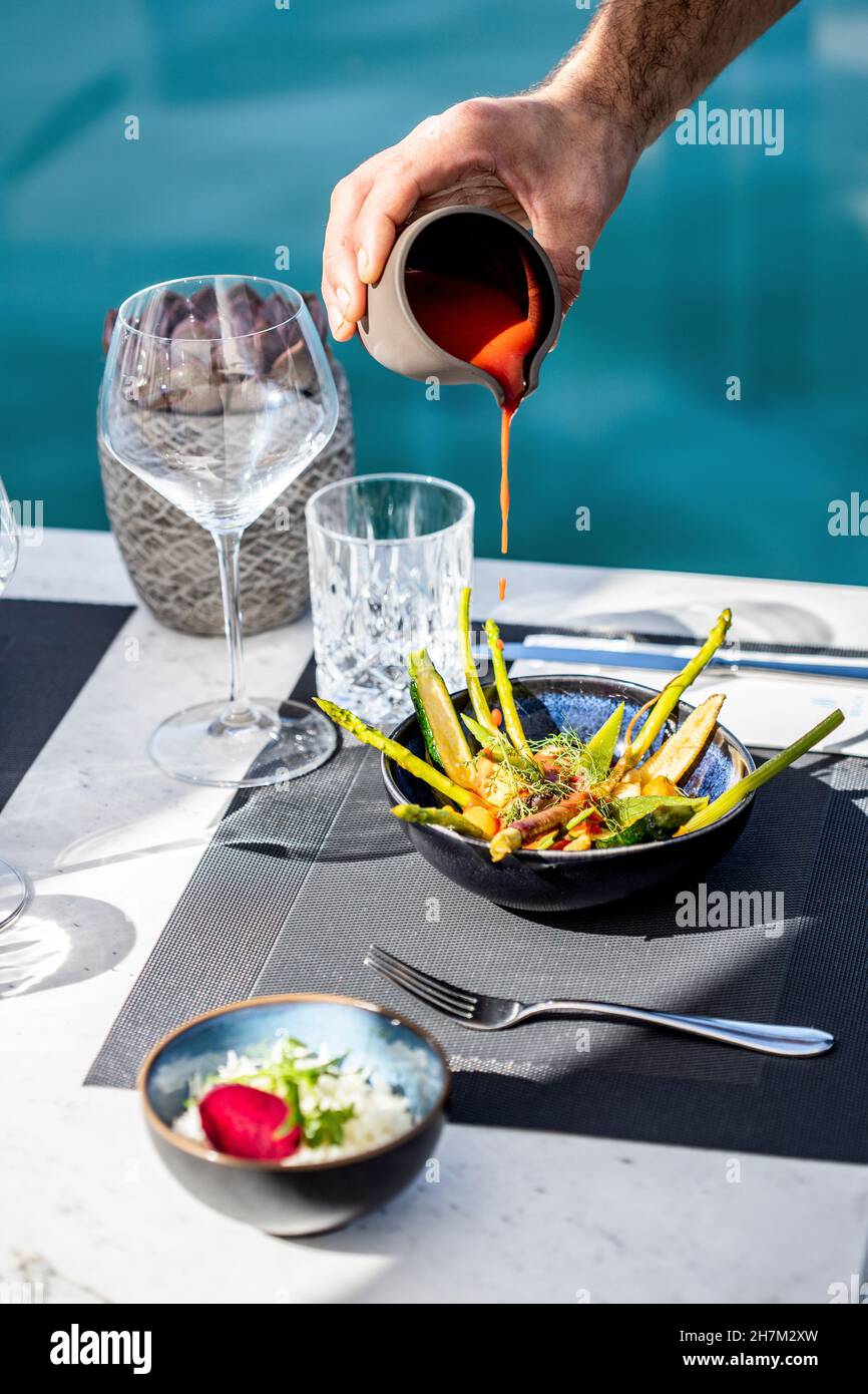 Chef pouring sauce hi-res stock photography and images - Alamy