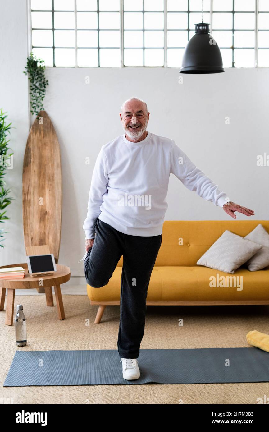 Full body exercise man home hi-res stock photography and images - Alamy