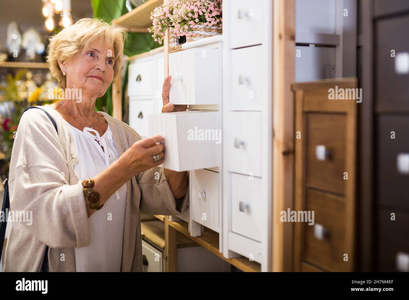 Chest of drawers woman hi-res stock photography and images - Alamy