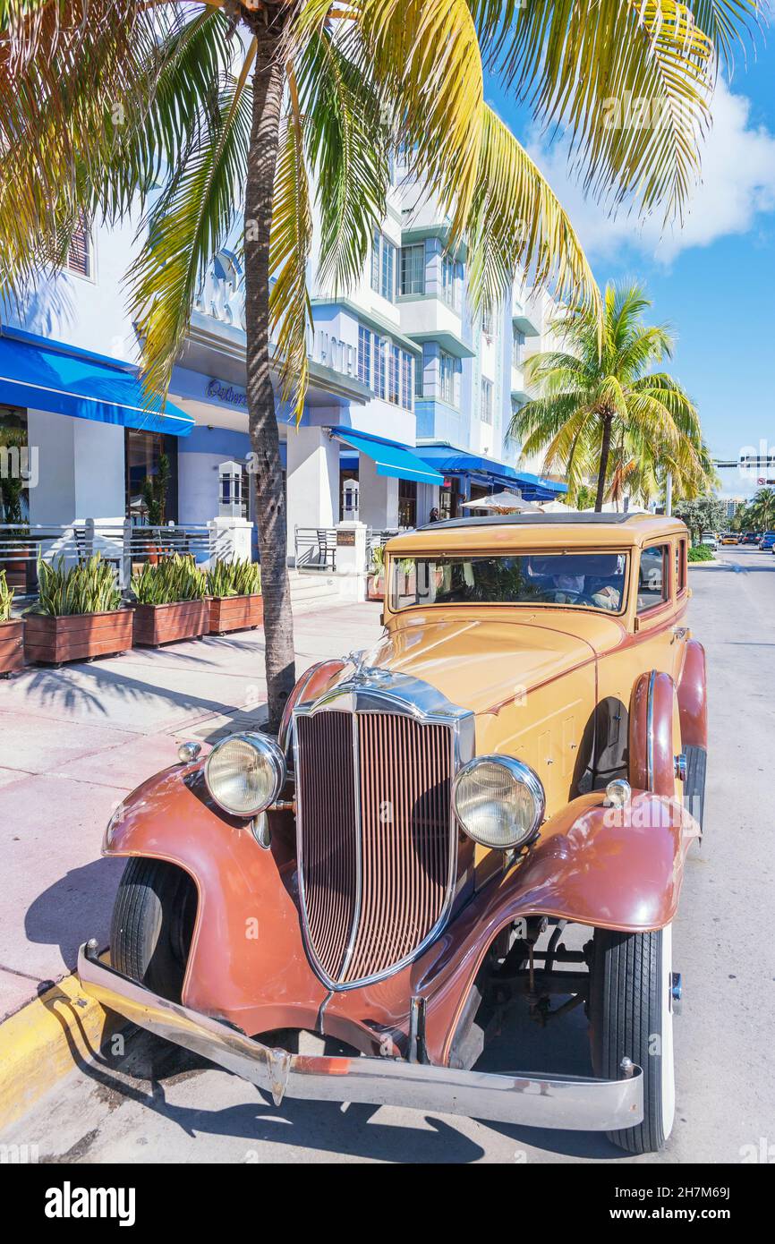 Classic vintage american car parked on Ocean drive, South Beach, Miami ...
