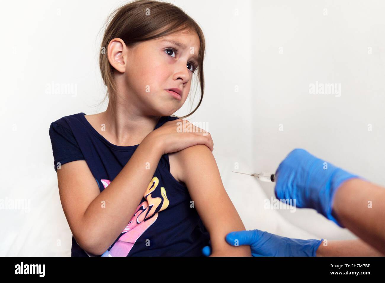 The child is afraid of a syringe, the girl yells and does not want to ...