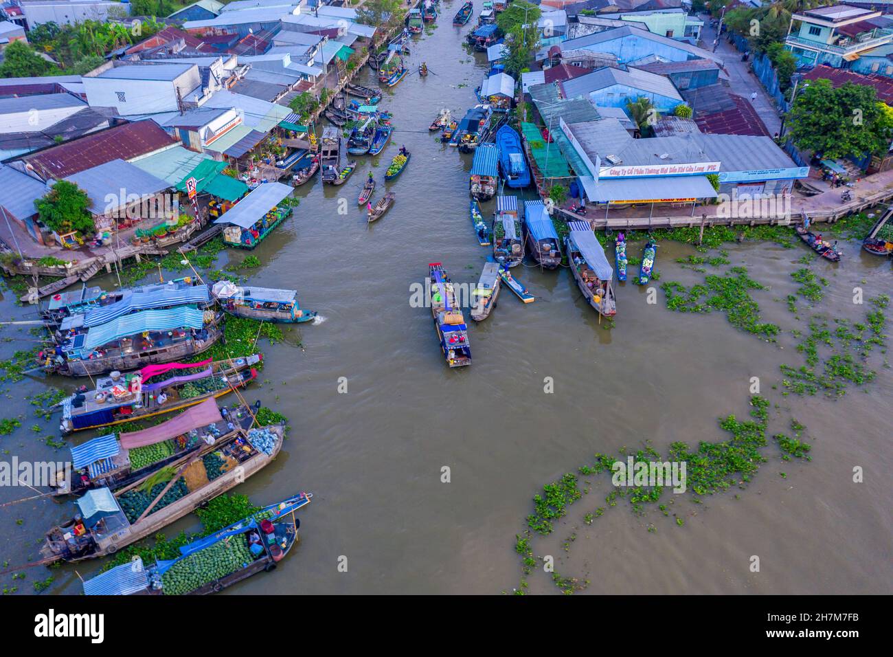 Busy scene of sellers and buyers at Nga Nam floating market in the days ...