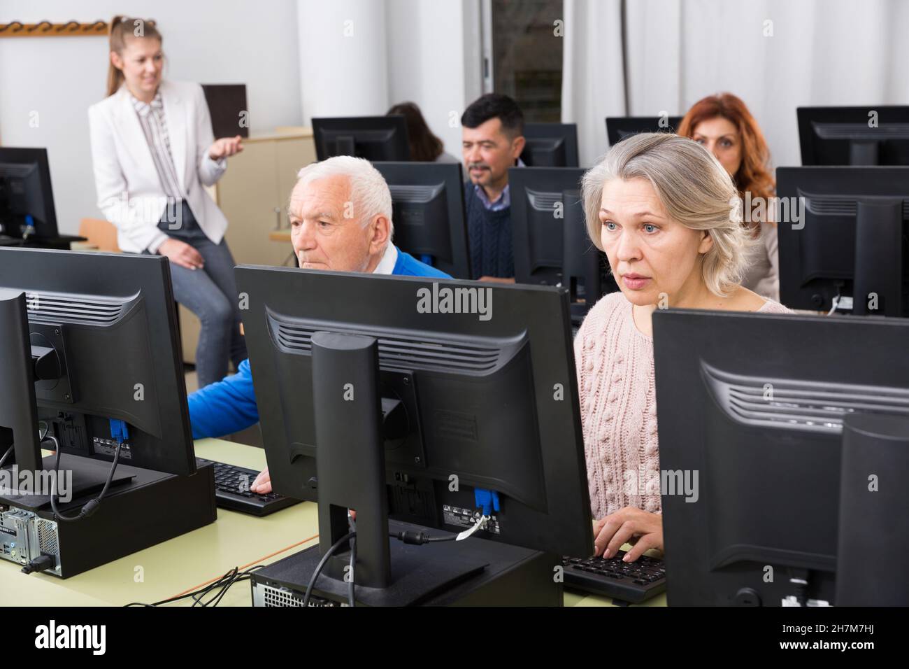 Seniors learning computers hi-res stock photography and images - Alamy