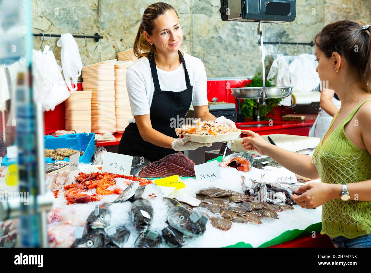 Female owner fish shop hi-res stock photography and images - Alamy